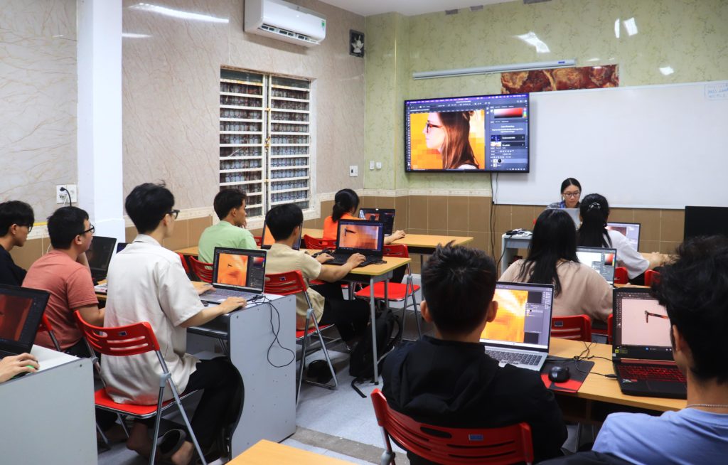 CẬN CẢNH LỚP HỌC GRAPHIC DESIGN CHUYÊN NGHIỆP (GD30) | IDESIGN - IDesign